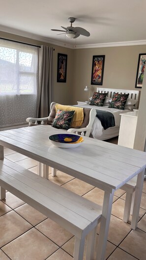 Estúdio Deluxe, 1 cama de casal, não fumadores, vista para a montanha | Sala de estar | Smart TV de 54 polegadas com canais digitais, Netflix 