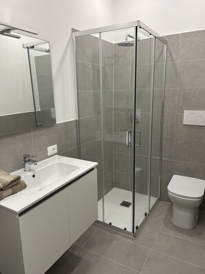 Quarto luxo, 1 cama King e sofá-cama, vista para a cidade | Banheiro | Chuveiro, produtos de toalete grátis, secador de cabelo, sabonete
