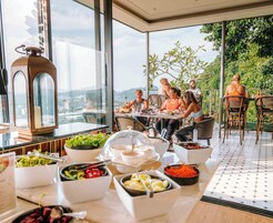 Pequeno-almoço tipo buffet diário mediante uma taxa