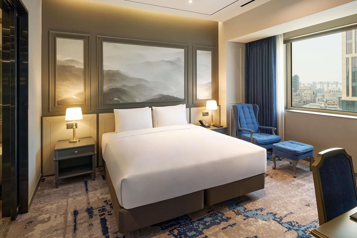 Residence Premier - 1 bedroom with 1 king size bed | Roupas de cama premium, cofres nos quartos, escrivaninha