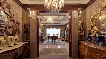 Roupa de alta qualidade, cofre no quarto, secretária