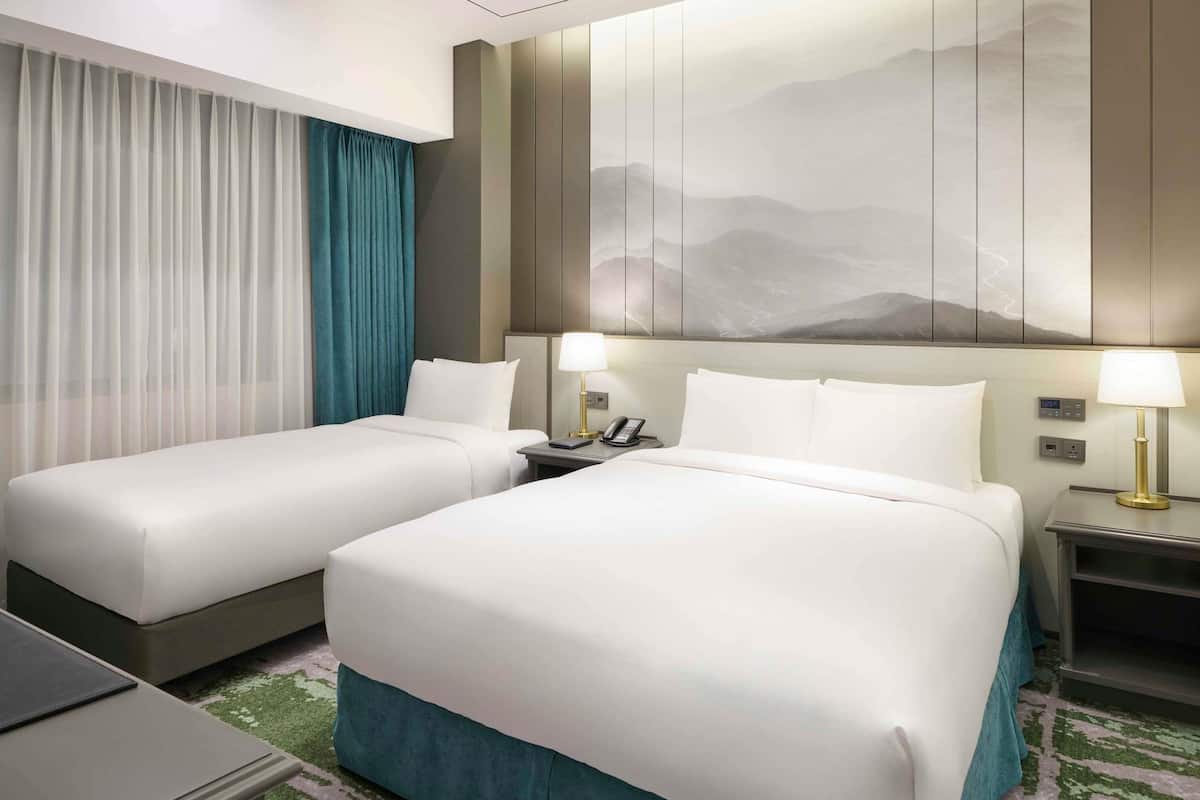 Residence Deluxe, Ideal for family - 1 bedroom with 1 queen size bed and 1 single bed | Roupas de cama premium, cofres nos quartos, escrivaninha