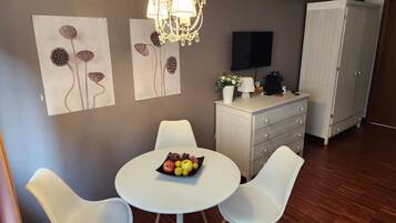 Suite Familiar | Sala de estar | Smart TV de 32 polegadas com canais digitais, brinquedos