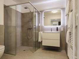 Um polibã, um secador de cabelo, toalhas fornecidas, sabão 