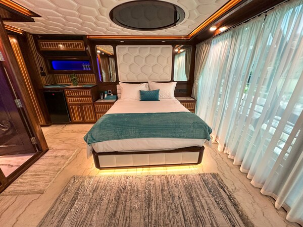 Orchid Overnight Superyacht - Abu Dhabi