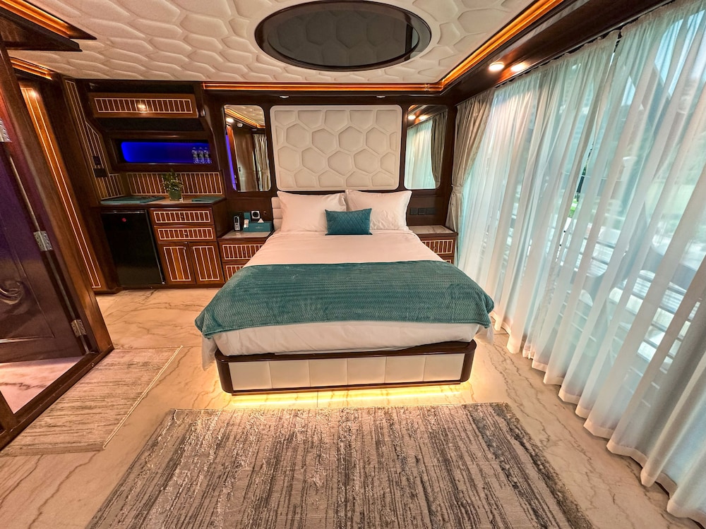 Orchid Overnight Superyacht - Abu Dhabi