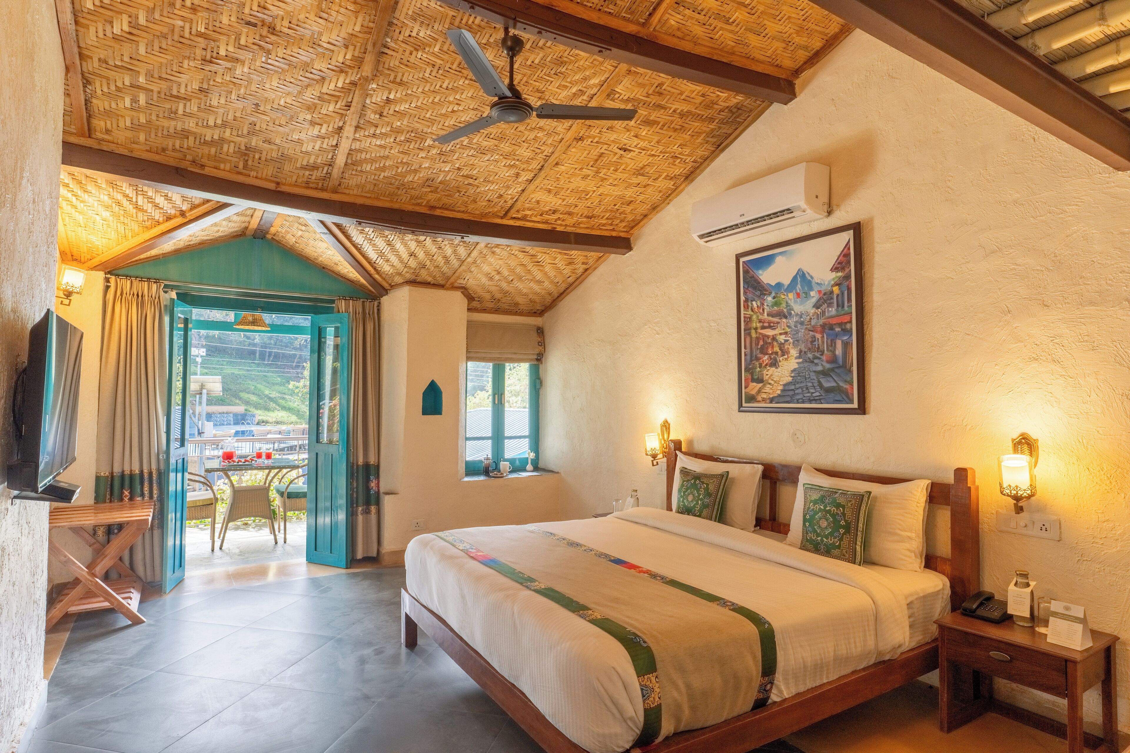 Quarto premium, sacada | Escrivaninha, ferros/tábuas de passar roupa, Wi-Fi de cortesia