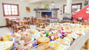 Café da manhã com buffet grátis todos os dias