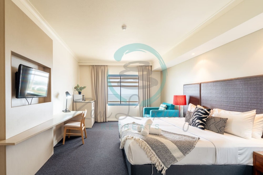 Hotel Suite Sunset View Pool Balcony Office - Darwin