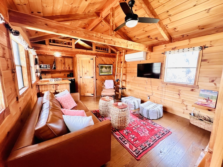 Quiet Hill Country Cabin King Bed Near Lake - Lake Buchanan, TX