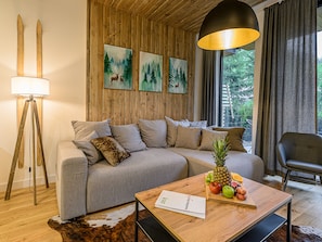 Apartamento Deluxe | Sala de estar | TV de ecrã plano