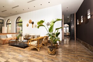 Área de estar no saguão