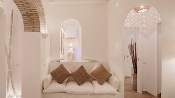 Apartamento de Luxo | Sala de estar | Televisor de ecrã plano de 50 polegadas com canais por cabo