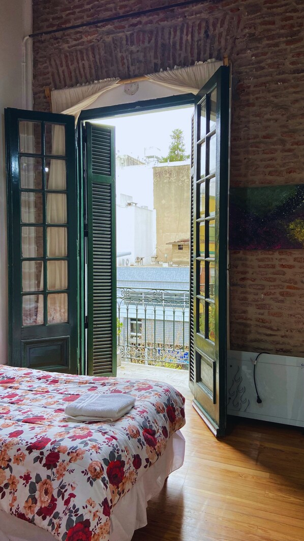 Quarto duplo | Roupas de cama premium, Wi-Fi de cortesia, roupa de cama