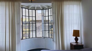 Quarto triplo básico | Roupas de cama premium, Wi-Fi de cortesia, roupa de cama