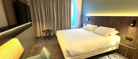 Com mobília individualizada, secretária, cortinas/cortinados opacos