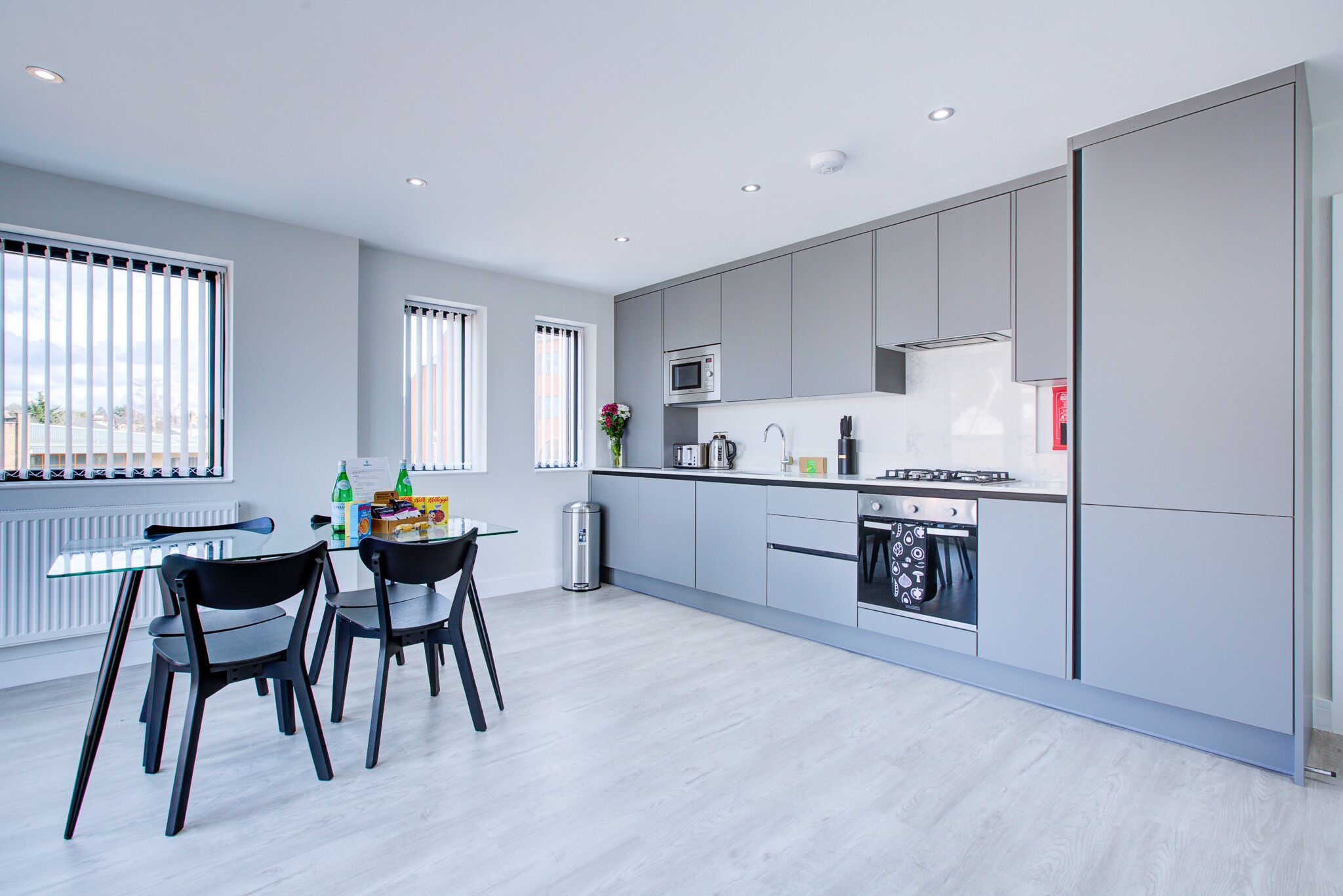 Um frigorífico/congelador grande, um micro-ondas, um forno 