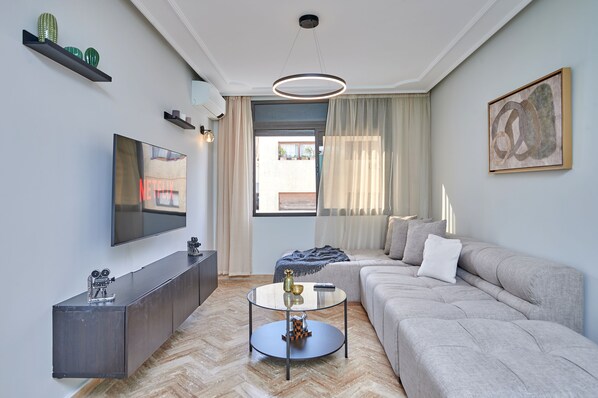 Smart TV de 55 polegadas com canais via satélite, filmes pagos