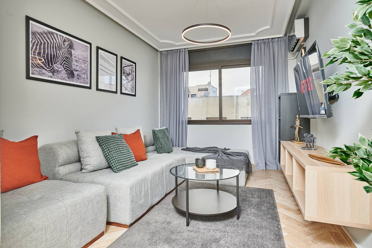Apartamento básico, vista para a cidade | Área de estar | Smart TV 55 polegadas com canais via satélite, filmes pagos