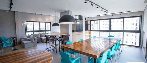 Estúdio empresarial | Cozinha privada | Micro-ondas, torradeira, panela elétrica de arroz, mixer de alimentos