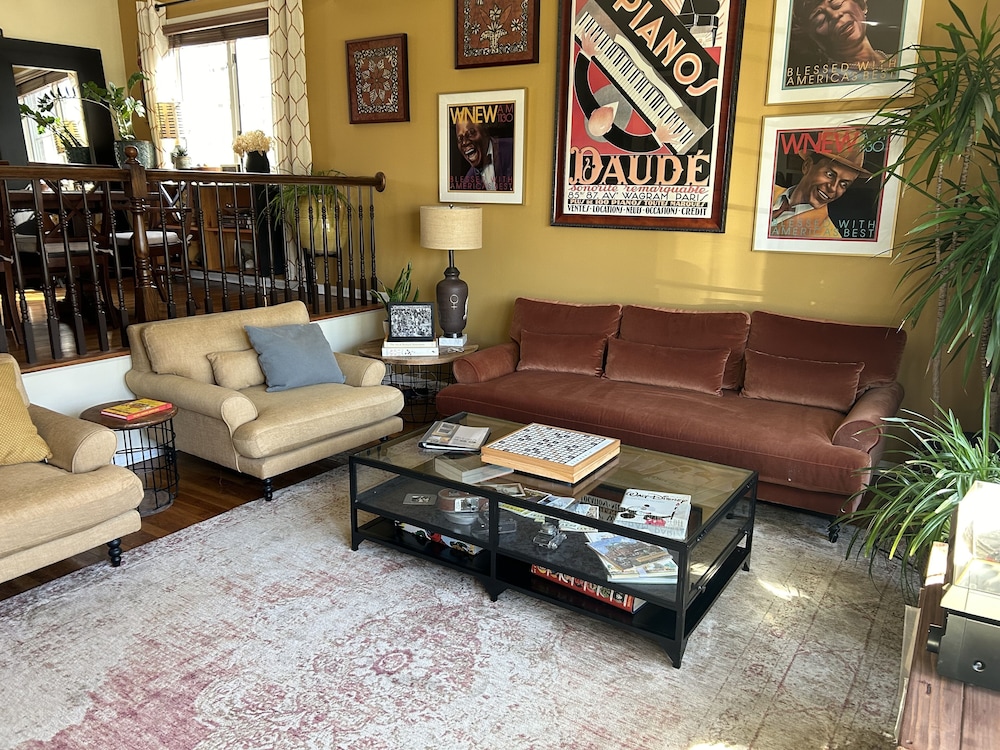 Cozy Retreat With Fenced In Yard—centrally Located In The Heart Of Long Island. - Oyster Bay, NY