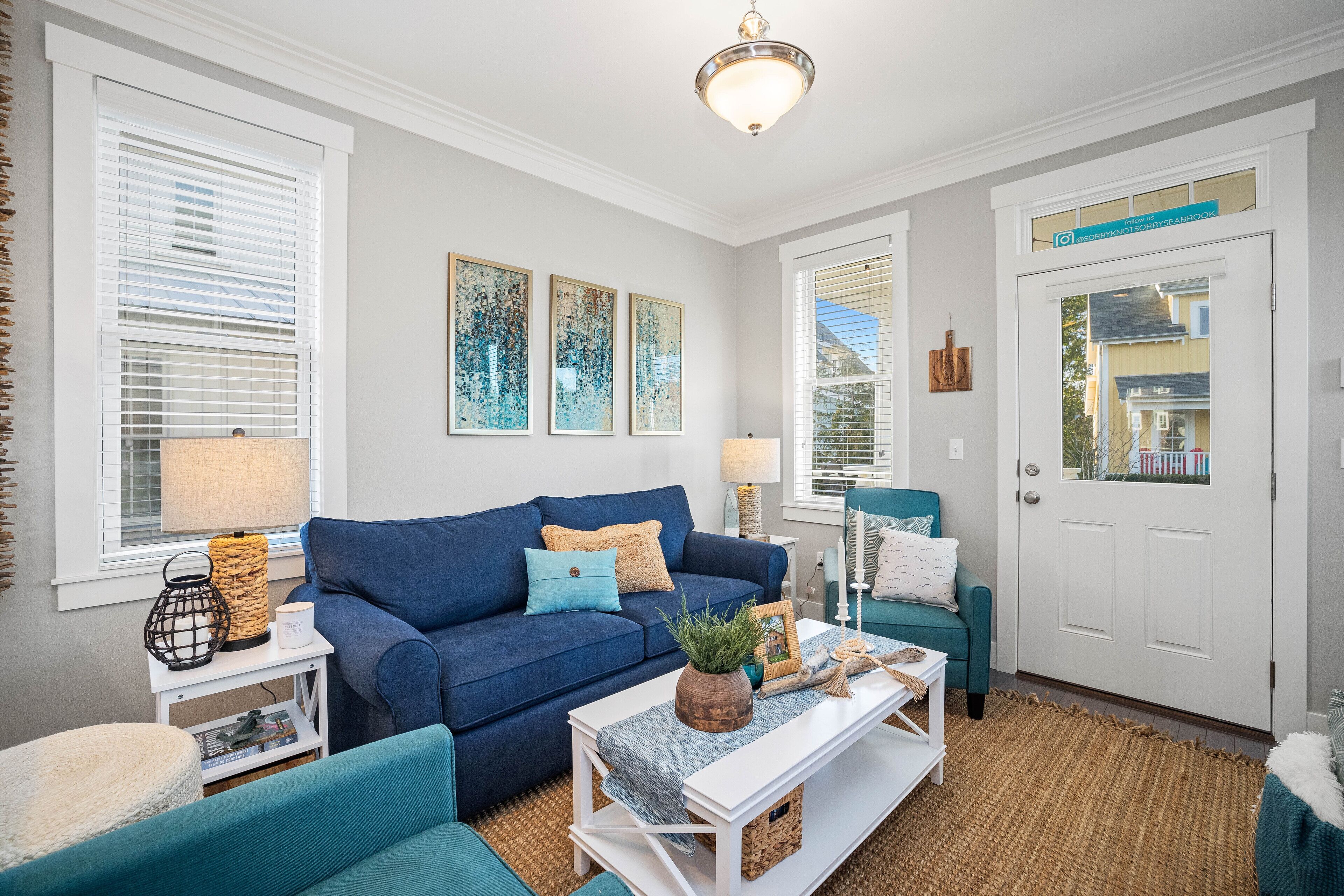 Cottage W/ Private Hot Tub, Fenced Yard + Indoor/outdoor Fireplace + Ev Charger - Pacific Beach, WA