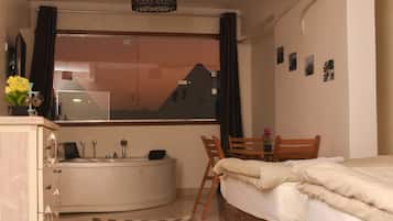 Quarto casal grand, 4 quartos, para fumantes | Cofres nos quartos, cortinas blackout, quartos à prova de som