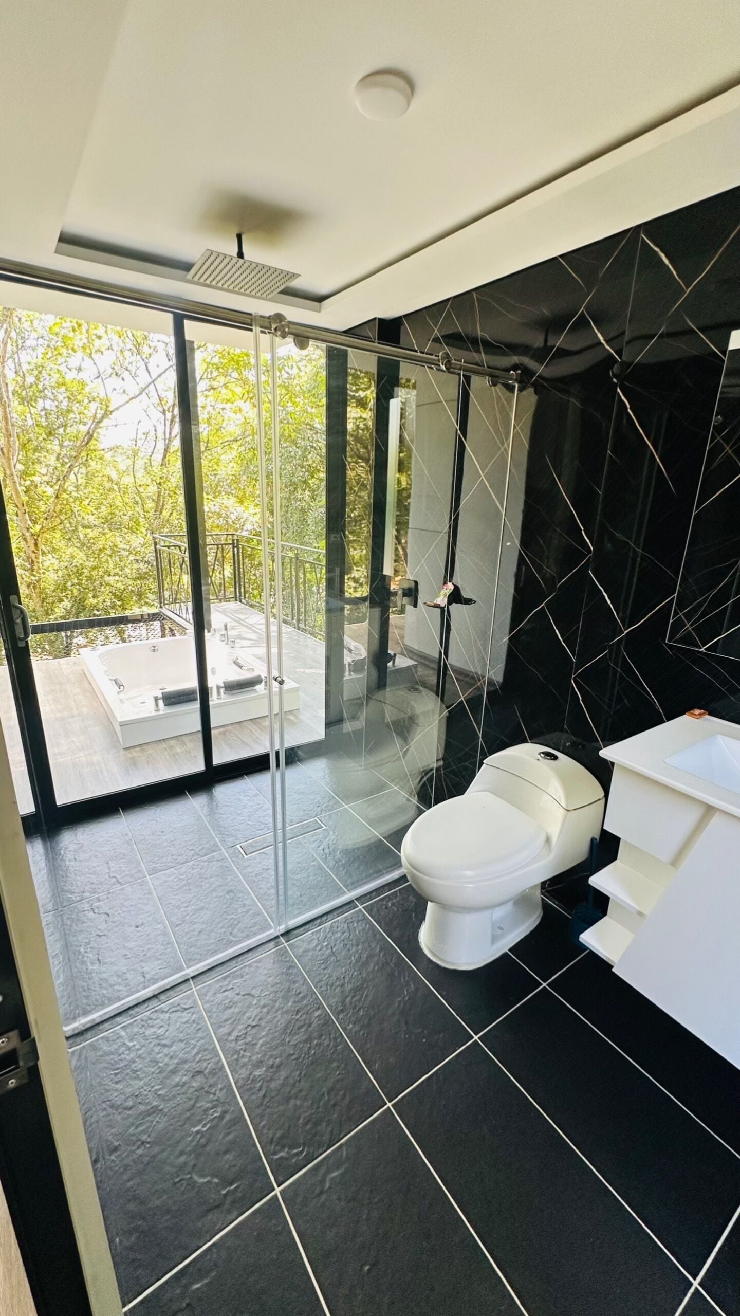 Cabana de Madeira de Luxo, 1 quarto | Casa de banho | Uma combinação polibã/banheira, banheira de água mineral 