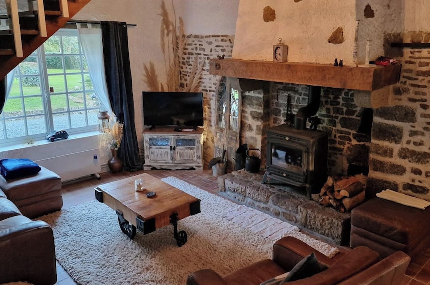 3 Bed Cottage Sleeps 6 - Enclosed Patio -Fireplace - Normandy