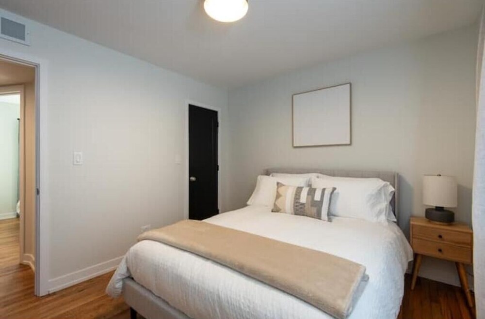 Mid-Term 4Bed/2Bath, 2x King Beds, 2x Queen Beds - Oak Lawn | Vrbo