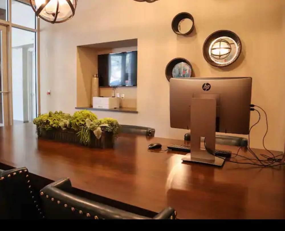 Downtown Luxury Oasis /  Parking , Amazing Pool - Houston