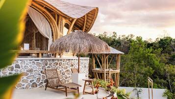 Shell Villa with Rooftop Pool View | Minibar, cofre no quarto, secretária, Wi-fi grátis