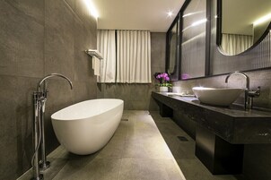 Suíte estúdio júnior, para não fumantes | Banheiro | Produtos de toalete grátis, secador de cabelo, roupões de banho 