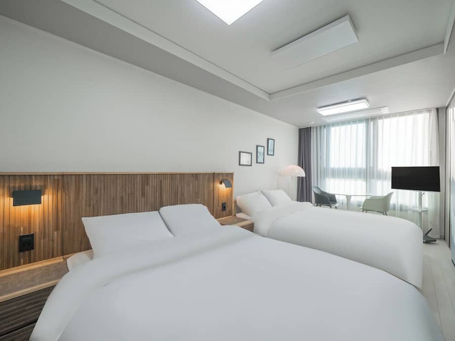 Lily Suite | Roupa de alta qualidade, camas de colchão pillowtop, secretária