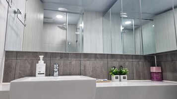 Mia Standard | Banheiro | Chuveiro, produtos de toalete grátis, secador de cabelo, bidê