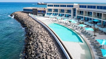 Piscina exterior, guarda-sóis, espreguiçadeiras