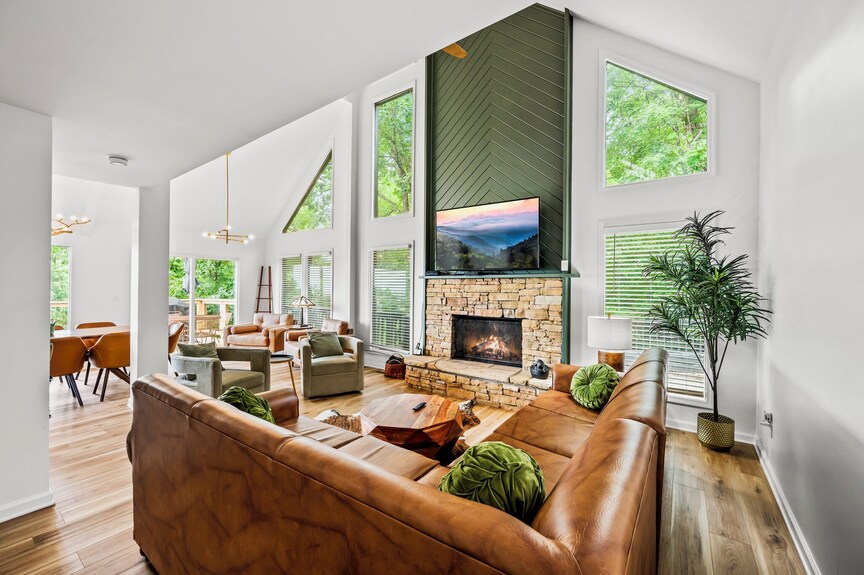 Stay Knotty With Beautiful Mountain Views From Chalet Village Gatlinburg! Enjoy The Xl Hot Tub, Fire Pit And Grill All From The Large Deck. - Gatlinburg, TN
