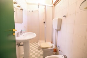 Um polibã, artigos de higiene pessoal grátis, um secador de cabelo 