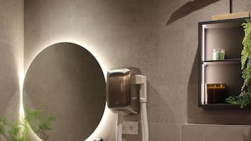 Um polibã, um chuveiro fixo, um secador de cabelo, toalhas fornecidas