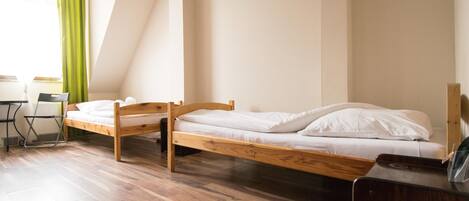 Quarto triplo standard | Ferros/tábuas de passar roupa, Wi-Fi de cortesia, roupa de cama