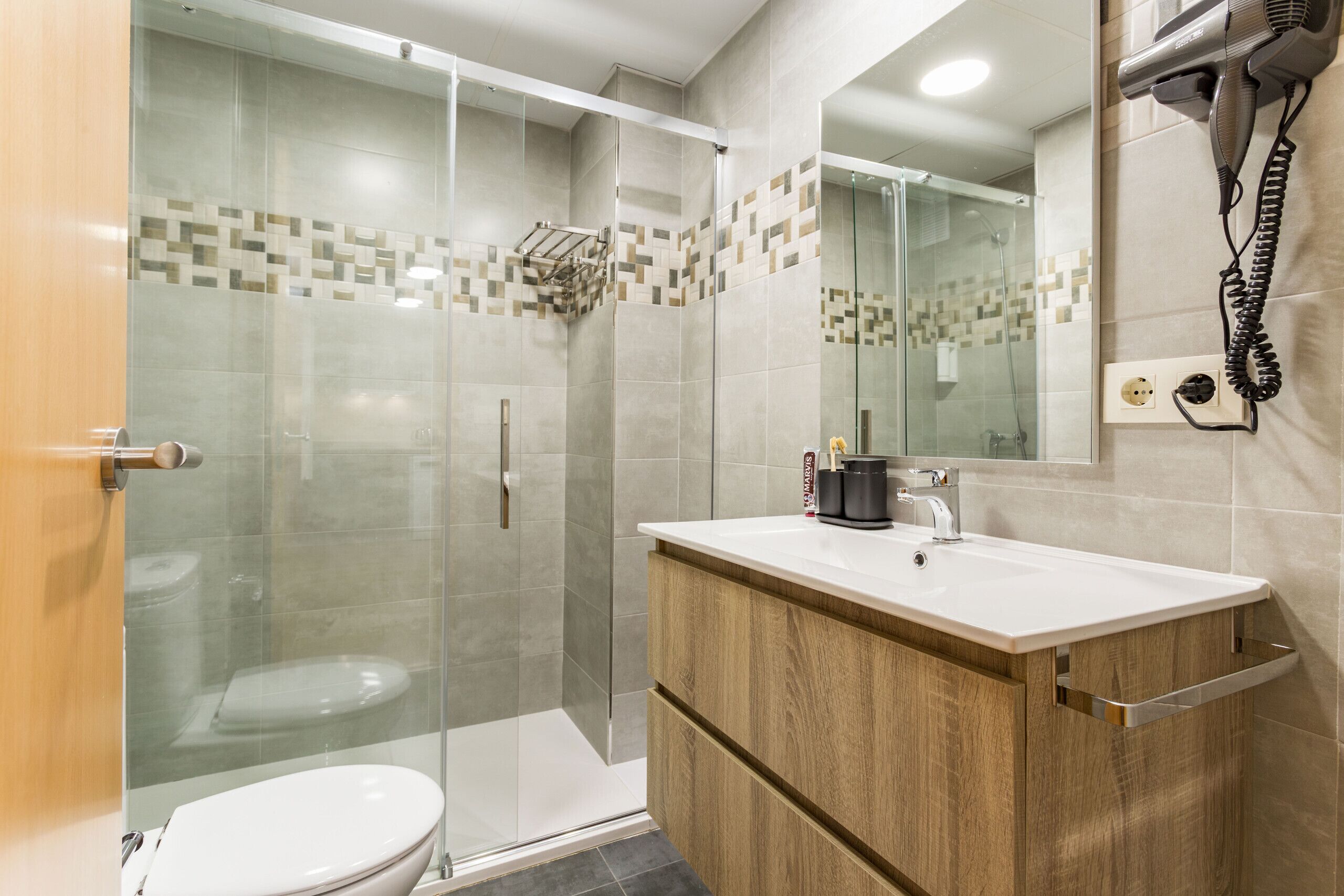 Apartamento, 1 quarto | Casa de banho | Um polibã, um secador de cabelo, toalhas fornecidas, sabão 