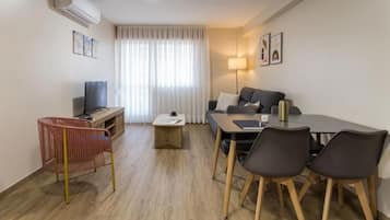 Apartamento, varanda | Sala de estar | Televisor de 32 polegadas com canais por cabo