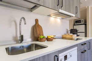 Estúdio Superior, varanda | Cozinha privada | Um frigorífico, um micro-ondas, uma placa de cozinha 