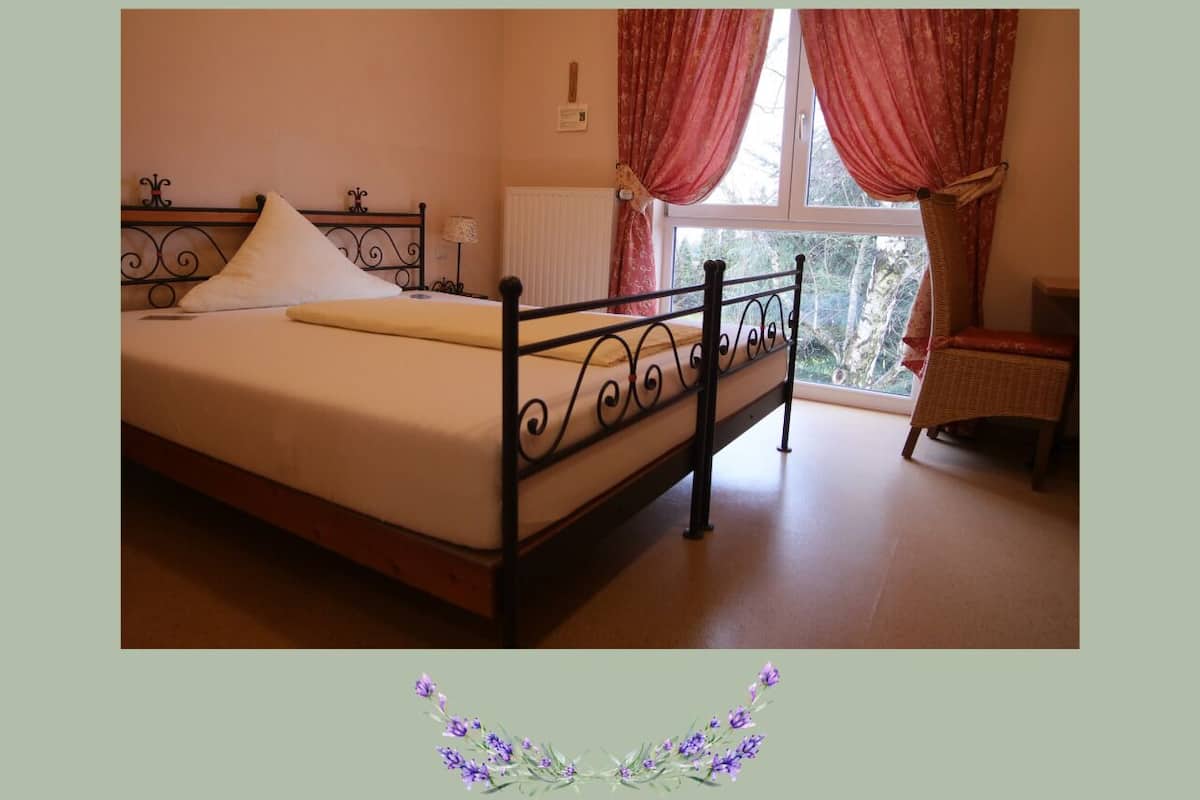 Quarto Individual Empresarial, 1 cama king-size | Roupa hipoalergénica, camas de colchão viscoelástico, minibar