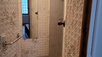 Quarto casal ou duplo clássico, banheiro privativo, vista para o jardim (La Porte-Plume) | Banheiro | Chuveiro, toalhas de banho
