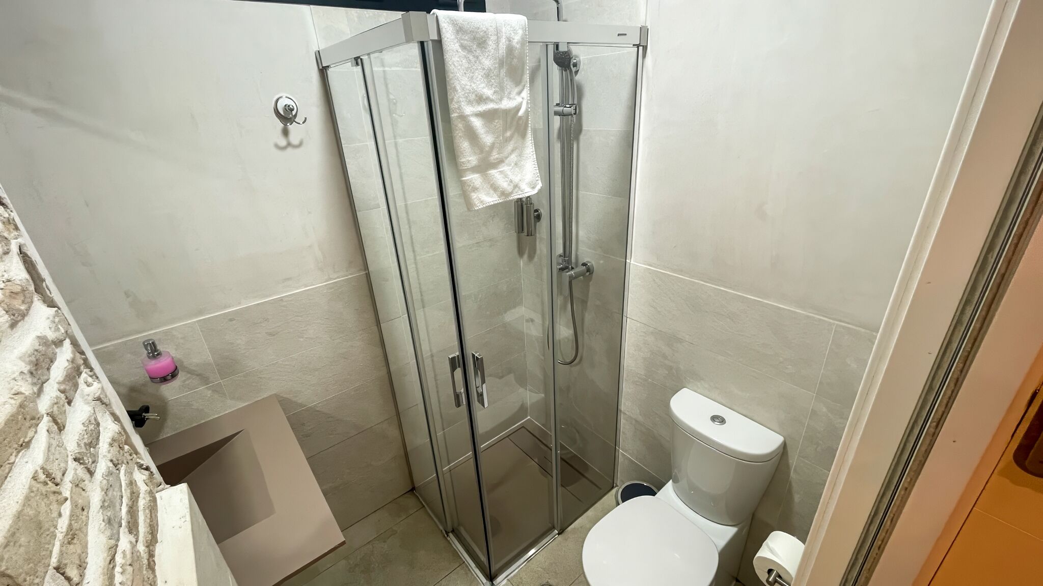 Chuveiro, produtos de toalete grátis, toalhas de banho, papel higiênico