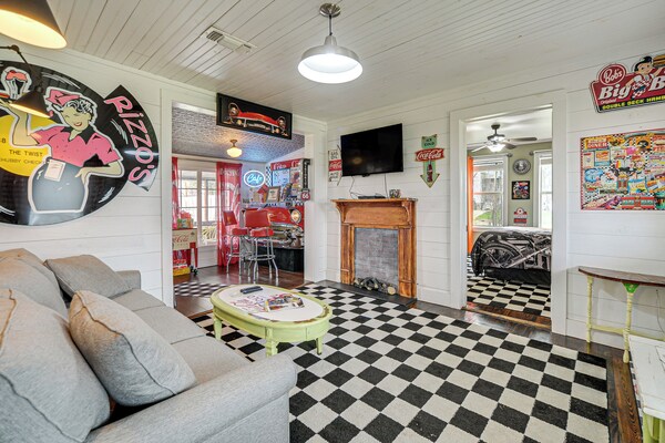 Retro Retreat In Llano W/ Screened Porch! - Llano, TX