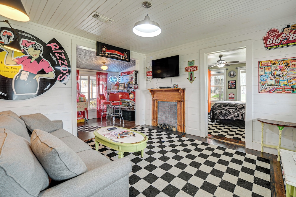 Retro Retreat In Llano W/ Screened Porch! - Llano, TX