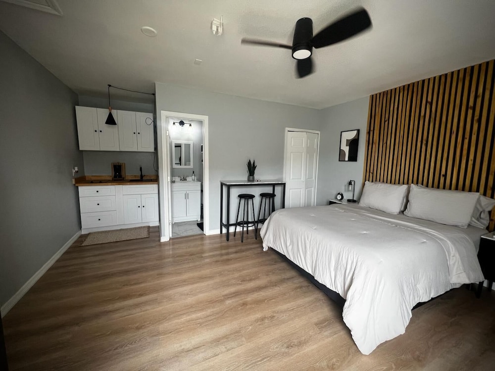 The Perfect Blend Of Comfort And Convenience In Our Cozy Studio Apartment - North Fort Myers, FL