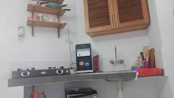 Um frigorífico, um micro-ondas, utensílios de cozinha
